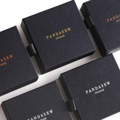 Cina Ha annunciato Logo Cardboard Jewelry Packaging Box con il sacchetto di Microfiber in vendita