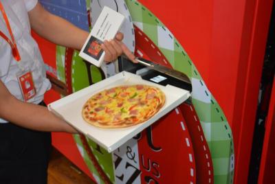 Cina Macchina venditrice di pizza appena cotta con forno a riscaldamento rapido per edifici per uffici in vendita