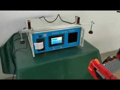 As crianças brincam o verificador da velocidade do projétil do equipamento de testes/o verificador energia cinética