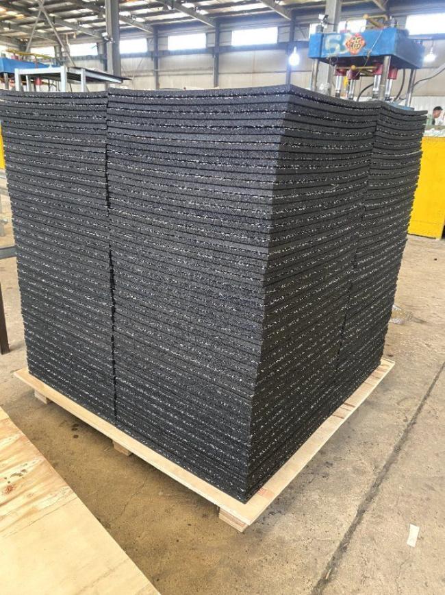 Easy to Clean and Maintain Black Base Gym Rubber Flooring Mats with Different Color EPDM Dots for Gym Equipment