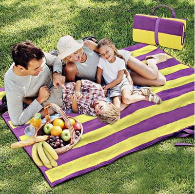 Cina Bande rosse fuori della coperta impermeabile pieghevole della stuoia di picnic per il campeggio/viaggio/promozionale in vendita
