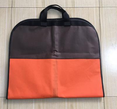 Cina Il viaggio della borsa di indumento del vestito della maniglia ha colorato non tessuto stampato con la dimensione delle clip 115*60 cm in vendita