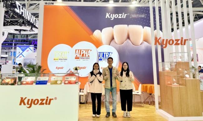 Kyozir attended Detal South
