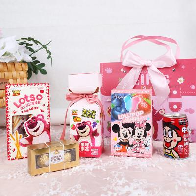 Cina Cartoon Strawberry Bear Baby Set di souvenir a mano per bambini personalizzato con il tuo logo in vendita