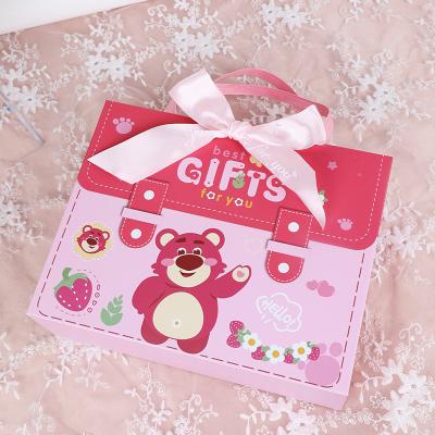 Cina Cartoon Strawberry Bear Baby Set di souvenir a mano per bambini personalizzato con il tuo logo in vendita