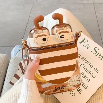Cina Idea regalo per il benessere dei dipendenti Cute Bee Plastic Straw Cup con back strap e logo personalizzato in vendita