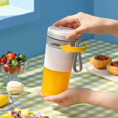 China Father's Day Gifts Household Multifunctional Portable Juicer with Customer's Logo for sale
