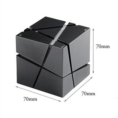 China Wireless Rubik's Cube Speaker Colorful Design for Alumni Relations and Class Reunions for sale