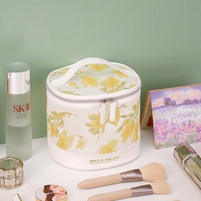 China Stylish Presentation Gift Set Large-Capacity Toiletry Bag with Hidden Flower Cylinder for sale