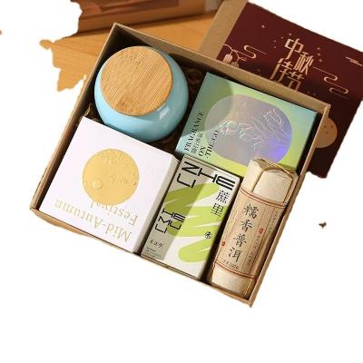 China Reizenbureaus aanpakken, medewerkers van het cadeaubedrijf kopen cadeautjes. Te koop