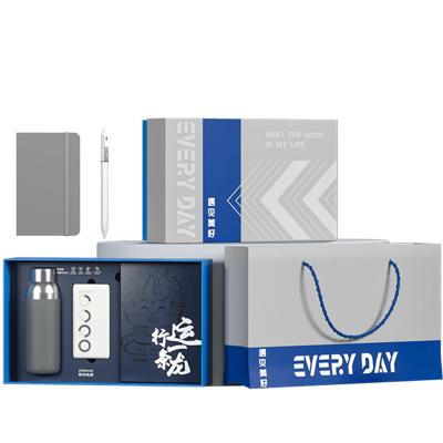 China Novedad Regalos Empresariales Cuatro Piezas Con Un Cubo Aislado Banco De Energía Laptop Y Pluma en venta