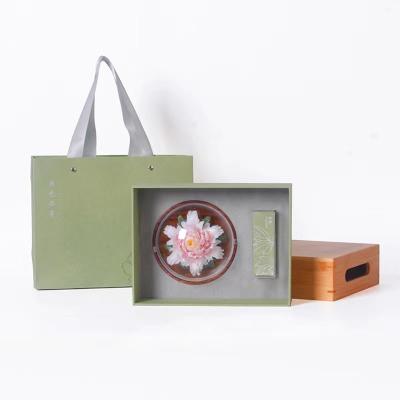 Cina 1 Set di maglieria per fiori in ceramica a colori con vassoio di bambù e borsa regalo in vendita