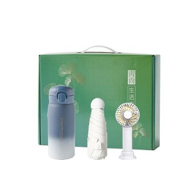 Cina Set estivo fresco Tazza d'acqua sportiva di plastica Ventilatore portatile Capsula ombrello come regalo di benvenuto in vendita