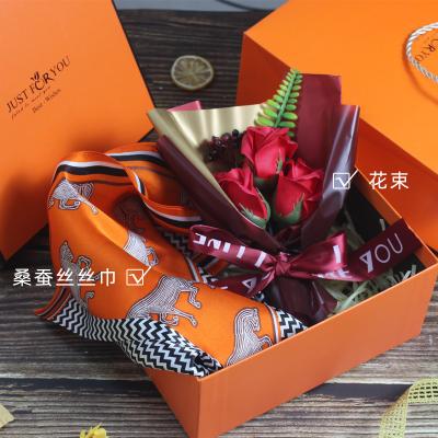 Cina Set di souvenir di sciarpe di seta da collezione regalo ideale per la Giornata della donna dall'agenzia di viaggio in vendita