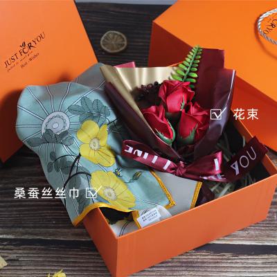 Cina Set di souvenir di sciarpe di seta da collezione regalo ideale per la Giornata della donna dall'agenzia di viaggio in vendita
