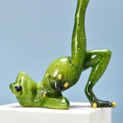 Cina Promozione Decorate Gift Glass Yoga Frog Resin Craft per TV e Wine Cabinet in vendita