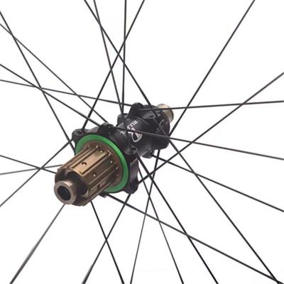 Cina Set di ruote per bici da strada Ultralight 690 Ring Road personalizzabile con mozzo colorato in vendita