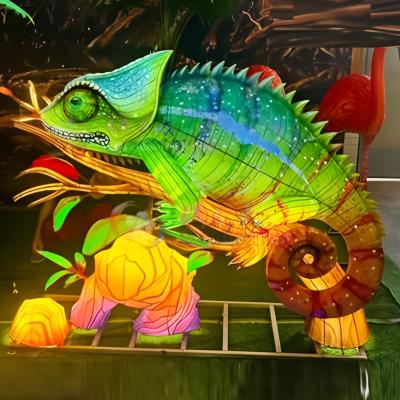 Cina Lanterna Artigianale a Forma di Animale - Scultura di Camaleonte con Lanterna LED Illuminata, Personalizzabile in vendita