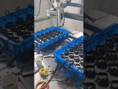 Máquina automática de colagem AB utilizada na produção de adaptadores de energia