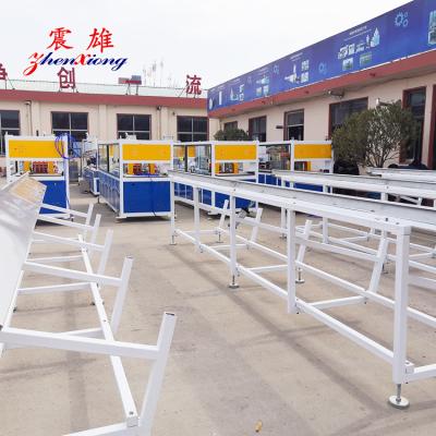 China Linha de produção de perfis de plástico de controle de temperatura Alta automação Linha de produção de perfis de plástico de fácil operação à venda