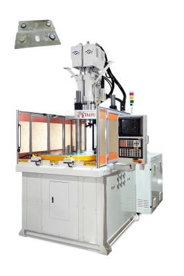 Cina 120 tonnellate Verticale doppia macchina di stampaggio a iniezione di colore per il coperchio della batteria di nuova energia in vendita
