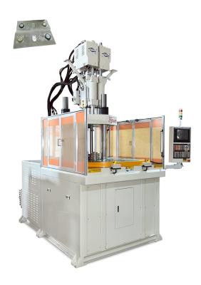 Cina 120 tonnellate Verticale doppia macchina di stampaggio a iniezione di colore per il coperchio della batteria di nuova energia in vendita