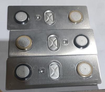Cina 120 tonnellate Verticale doppia macchina di stampaggio a iniezione di colore per il coperchio della batteria di nuova energia in vendita