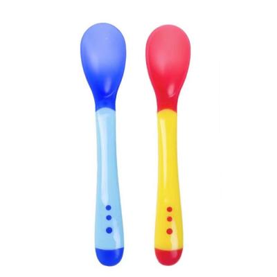 Cina 160 tonnellate due colori Verticale iniezione stampaggio macchina per la fabbricazione di bambini stoviglie in vendita
