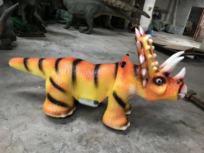 China Münzbetriebene Triceratops motorisierte Dinosaurier-Batterien laufende Autos Tierfahrt für Außen-Supermärkte zu verkaufen