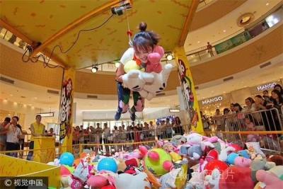 China Human Claw Machine Real Person Claw Machine Amusement Park Claw Machine for sale
