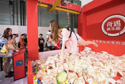 China Human Claw Machine Real Person Claw Machine Amusement Park Claw Machine for sale