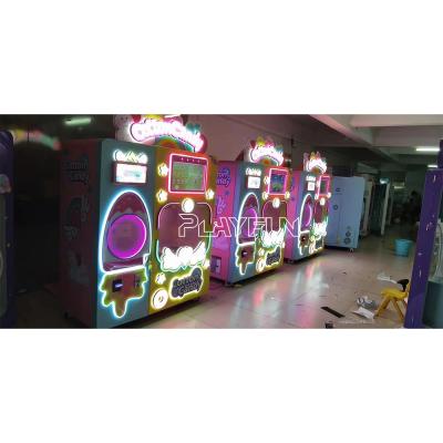 Cina PlayFun Custom Commercial Multi-Language Touch Screen facile da usare Automatica Fully Cotton Candy Vending Machine Robot in vendita