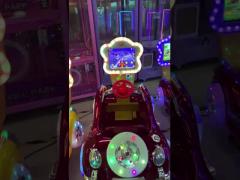 Carros felizes, crianças, carrinhos. Crianças quentes, máquinas de jogos, moedas, carrinhos.