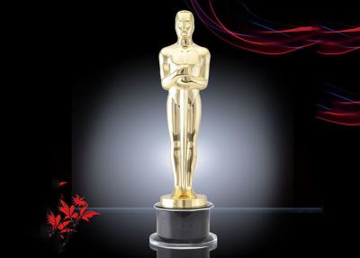China Het Materiaal van de het Zinklegering van figure Award Metal Cup Trophy met Zwarte Kristalbasis Te koop