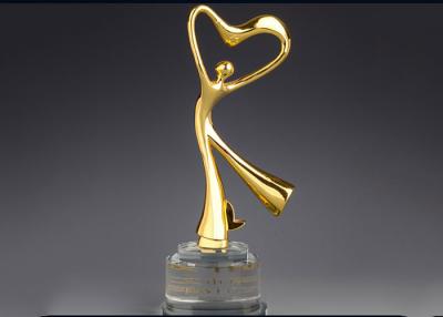 China Ouro ereto do copo do troféu do metal do projeto elegante chapeado para vencedores de dança à venda