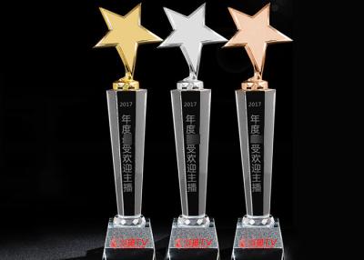 Cina I trofei di cristallo fatti a mano ed i premi con il metallo dell'oro/argento/bronzo Star in vendita