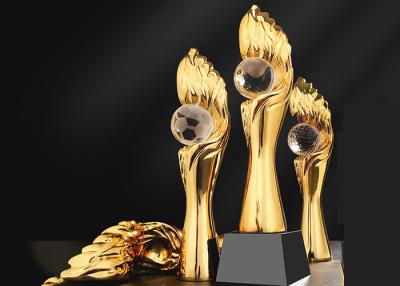 Cina La tazza su ordine/premio del trofeo della resina foggia a coppa i trofei con sfera di cristallo in vendita