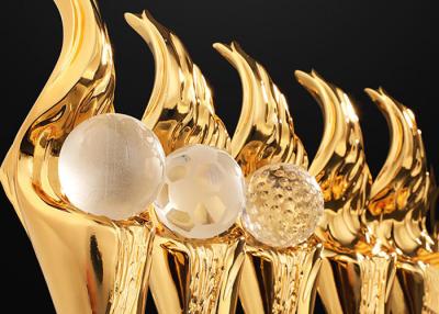 Cina La tazza su ordine/premio del trofeo della resina foggia a coppa i trofei con sfera di cristallo in vendita