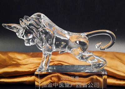 中国 水晶牛動物の置物はオフィス/家の装飾のために模倣します 販売のため