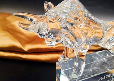 中国 水晶牛動物の置物はオフィス/家の装飾のために模倣します 販売のため