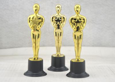 China Gepersonaliseerde Plastic Trofeekop, Jonge geitjes Plastic Trofeeën met figure Statue Te koop