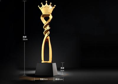 Cina trofeo di Polyresin di altezza di 32cm con la corona sulla dimensione & sul colore su ordinazione superiori disponibili in vendita