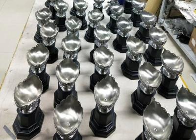 中国 チャンピオンの金属の注文のトロフィのコップのサンド ブラストのテキストのフットボールの競争の設計 販売のため