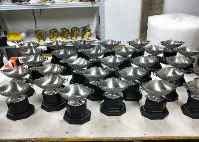中国 チャンピオンの金属の注文のトロフィのコップのサンド ブラストのテキストのフットボールの競争の設計 販売のため