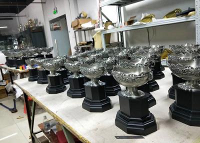 中国 チャンピオンの金属の注文のトロフィのコップのサンド ブラストのテキストのフットボールの競争の設計 販売のため
