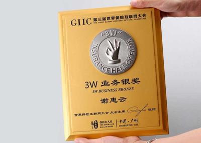 China peso leve de madeira da chapa do protetor do logotipo do metal 3D como concessões do agente de negócio à venda