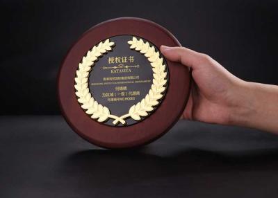 China De ronde Toekenning vormt Trofeeën, de Kop 3d Gegraveerd Embleem van de Okkernoothout Gepersonaliseerd Trofee tot een kom Te koop