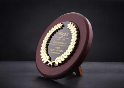 China De ronde Toekenning vormt Trofeeën, de Kop 3d Gegraveerd Embleem van de Okkernoothout Gepersonaliseerd Trofee tot een kom Te koop
