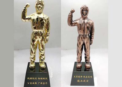 China Premios de encargo del trofeo de la altura de la aleación 250m m del cinc del héroe de la resistencia a la enfermedad en venta