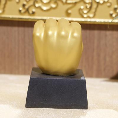 China Harz-Trophäen-Cupbürodekoration der Boxveranstaltungs-Preis-goldene Faust-9cm zu verkaufen